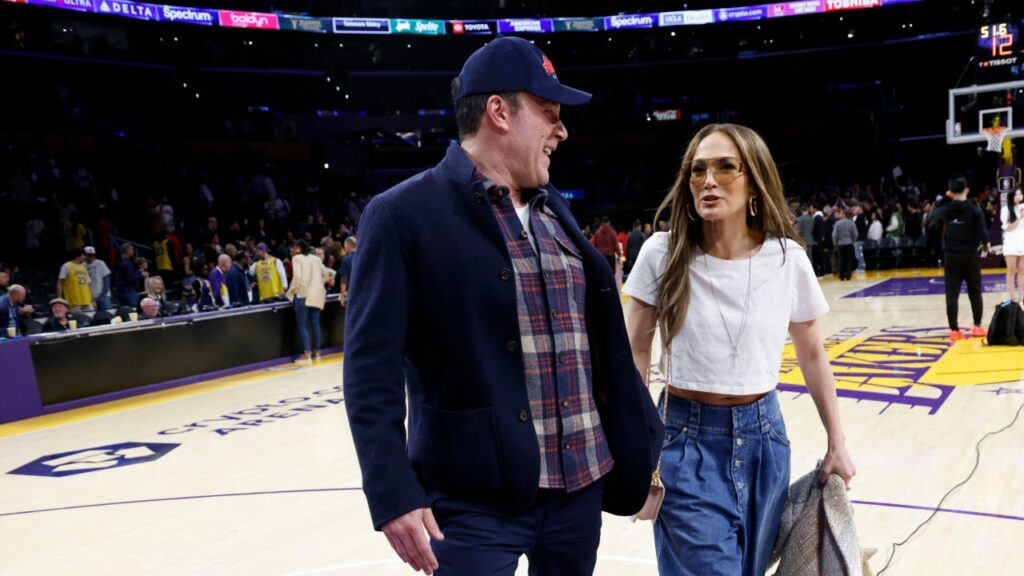 Jennifer Lopez and Ben Affleck Show Courtside PDA During Date Night at ...